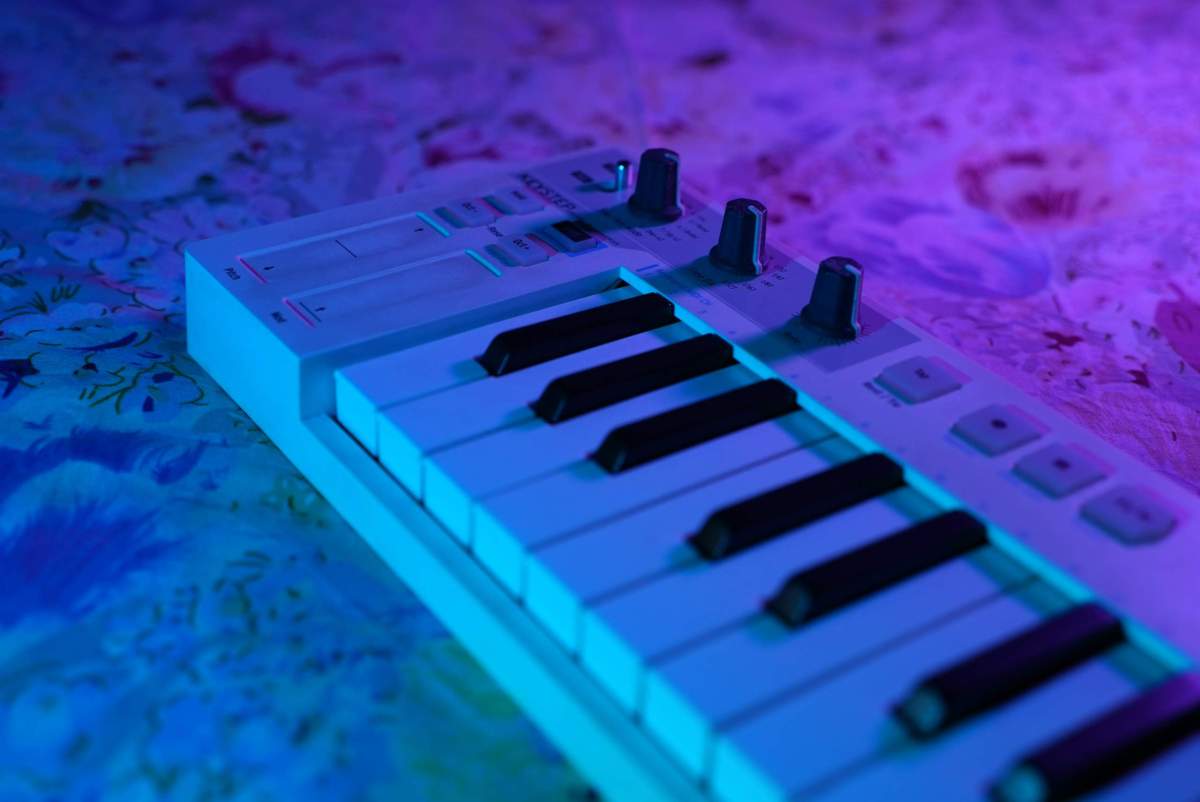 MIDI Keyboard – A Beginner’s Guide - Slooply Blog